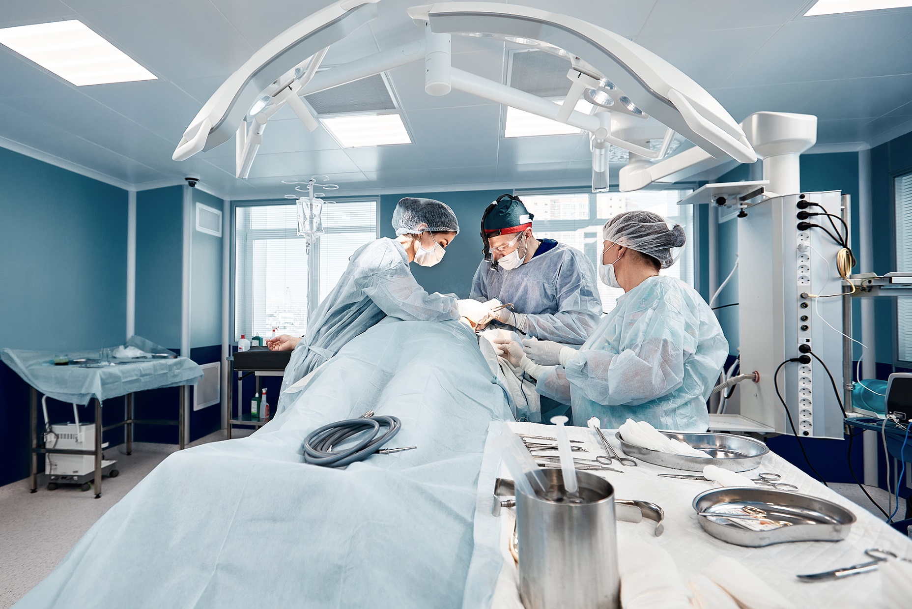 Operating Room Team Of Surgeons Oncology Plastic Surgery | 顯微觀點